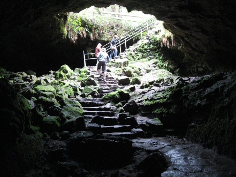 Exploring Mount Saint Helens Ape Cave: A Complete Guide to Lava Tube ...
